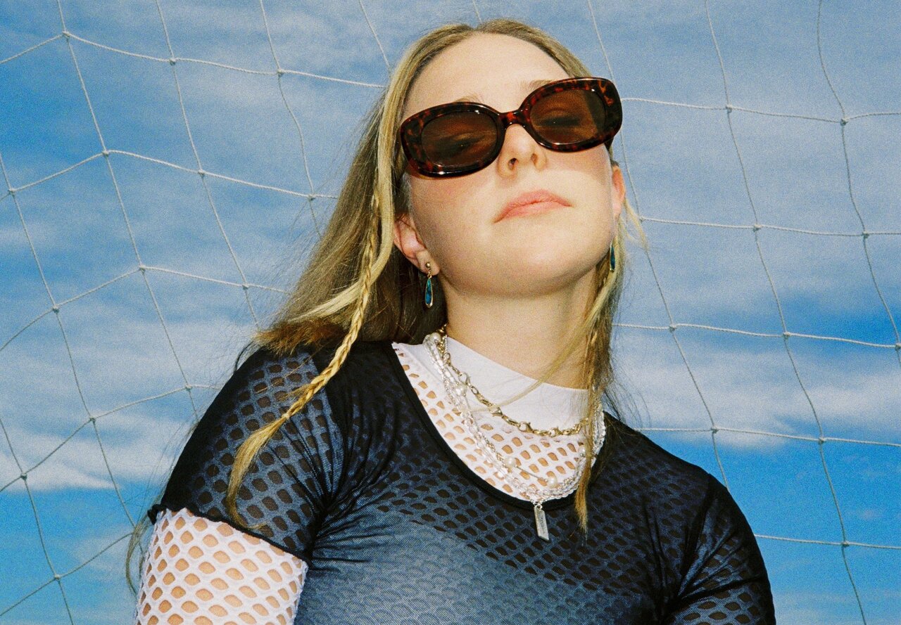HOLLY HEBE releases flirty indie-pop gem PLASTIC CHAIRS